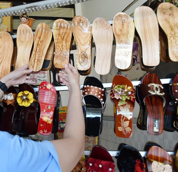 What are Vietnamese Wooden Sandals? Basic Features of Vietnamese Wooden ...